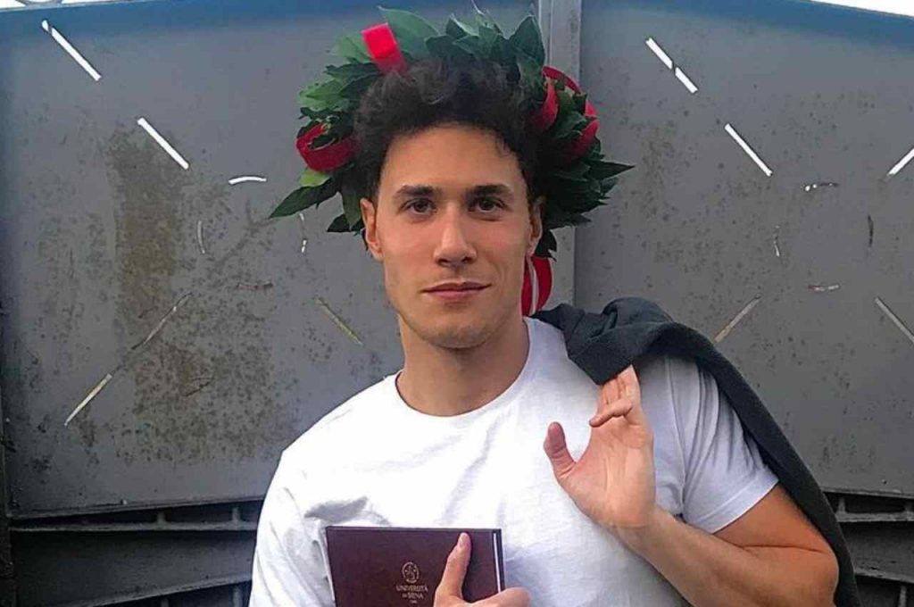 È il figlio rocker di un noto conduttore: la somiglianza è incredibile